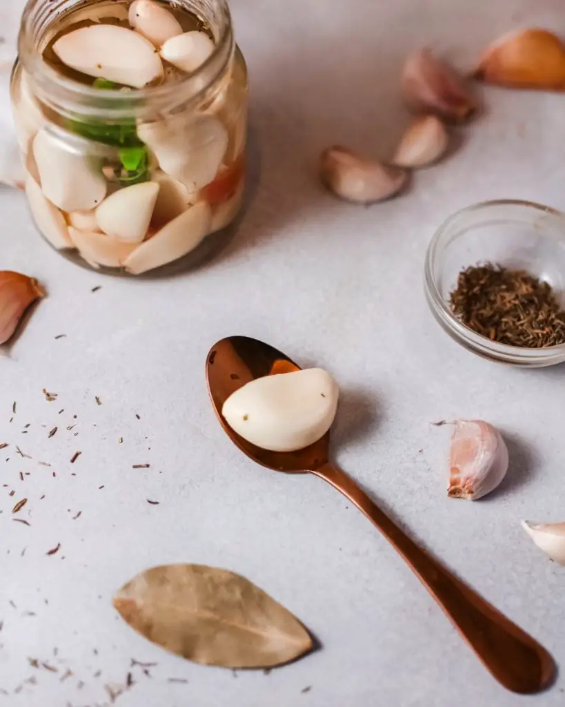 "¡Descubre el sorprendente sabor del ajo encurtido! ¿Realmente sabe a ...